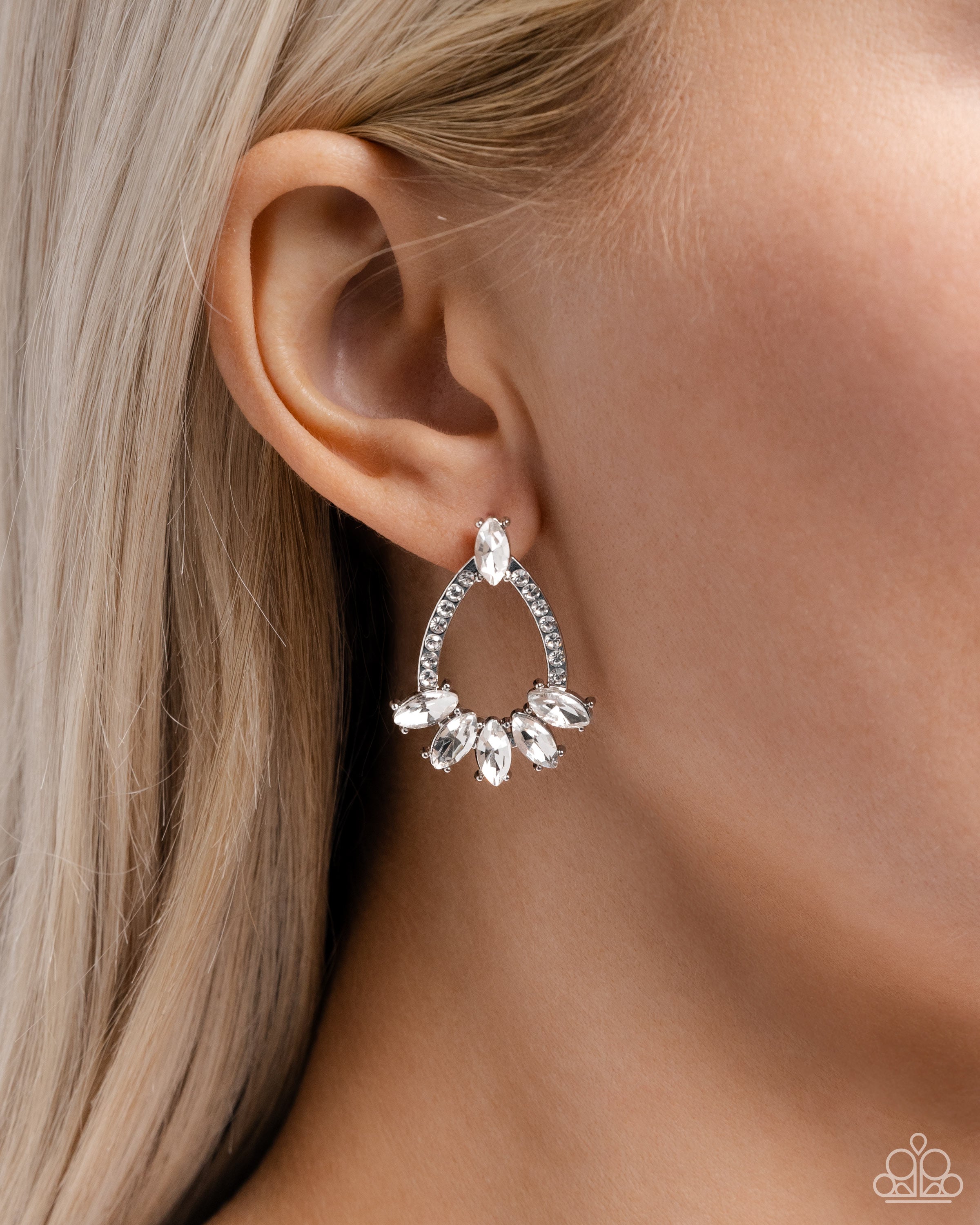 *Ordered 9/10* Paparazzi ♥ Experience Elegance - White ♥ Post Earrings